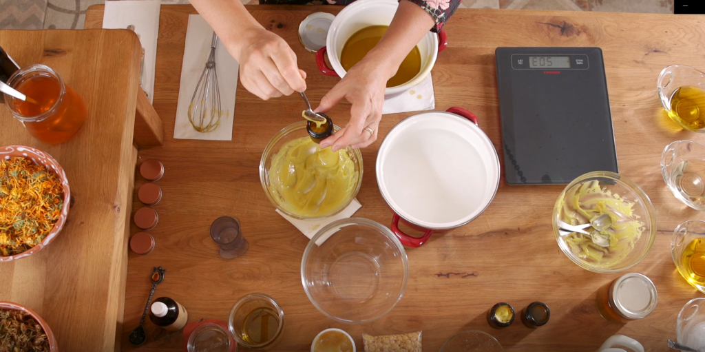 Izdelovanje prvovrstnih, povsem naravnih, zeliščnih mazil - Šola zelišč ...